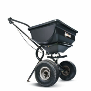 Zoutbakken en strooiwagens voor opslag en verspreiding van strooizout